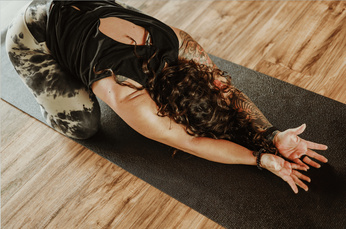 Beginning Yoga Poses: 10 Min. Morning Yoga Routine or On-The-Go Flow ...